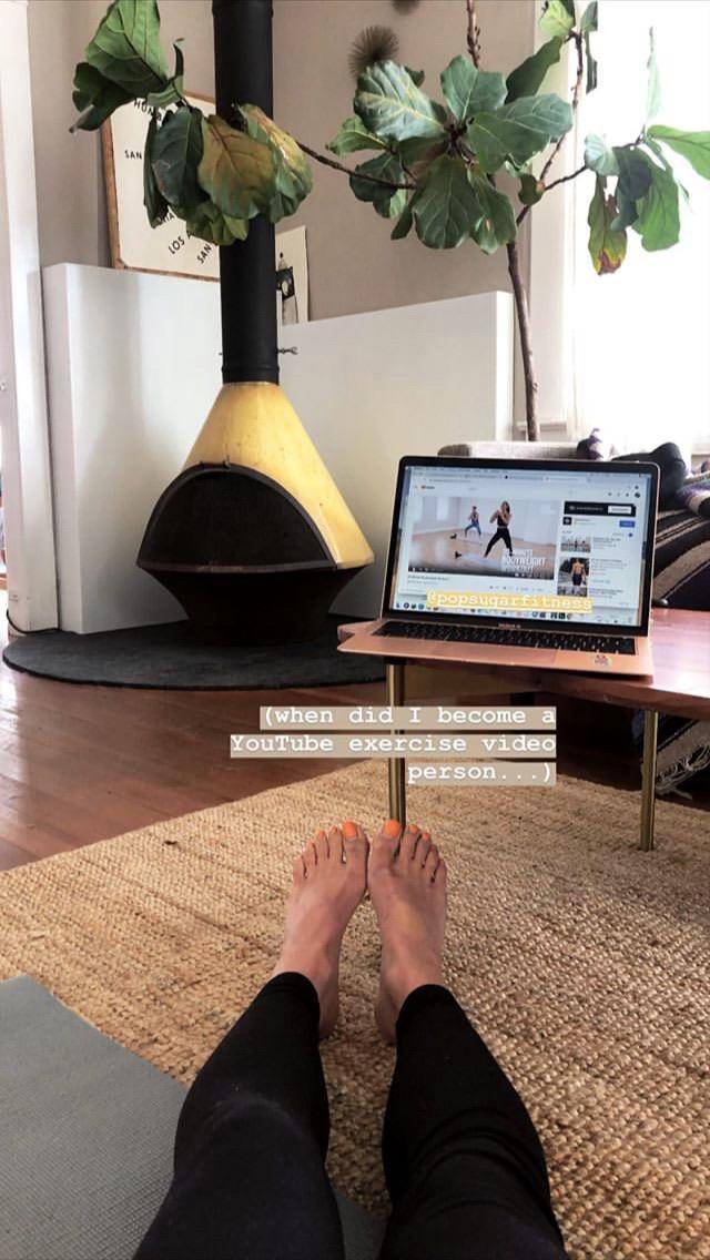 I Love Her Feet So Much Scrolller