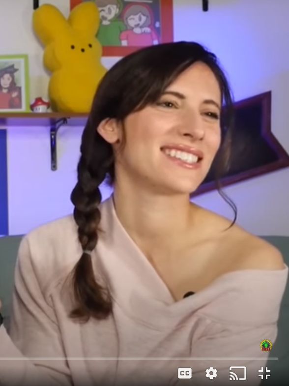 I LOVE it when she shows off her shoulder like this. | Scrolller