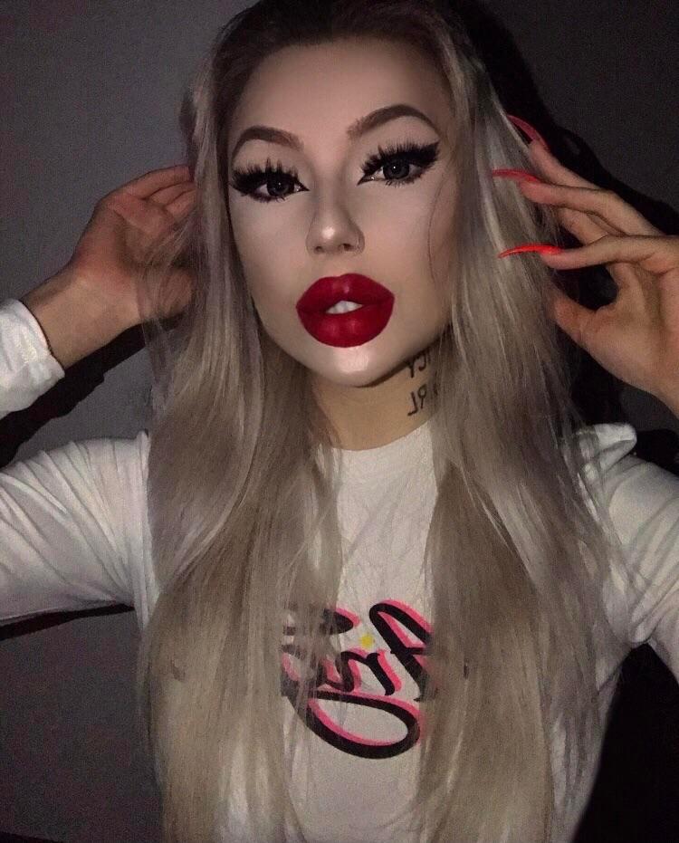 i love my big red fake lips👀💋 | Scrolller