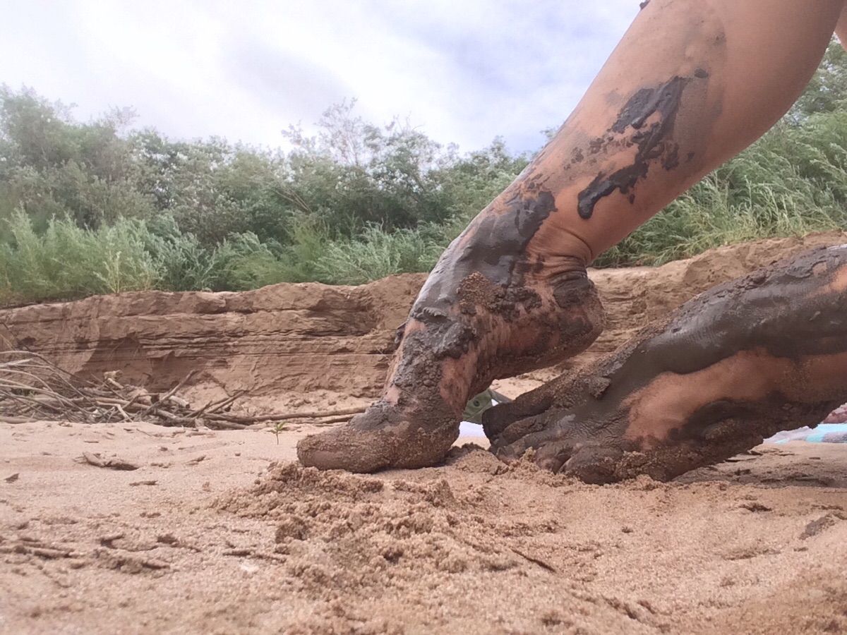 I love the feel of mud between my toes | Scrolller