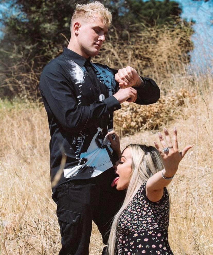 I’m sure this is what she was doing during the shoot. | Scrolller