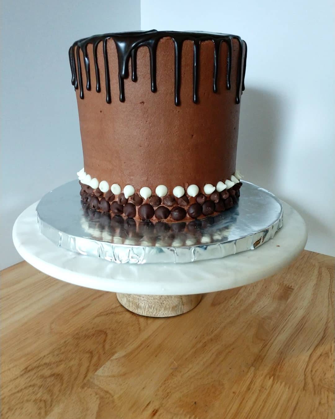 I made vanilla cake with chocolate buttercream. | Scrolller
