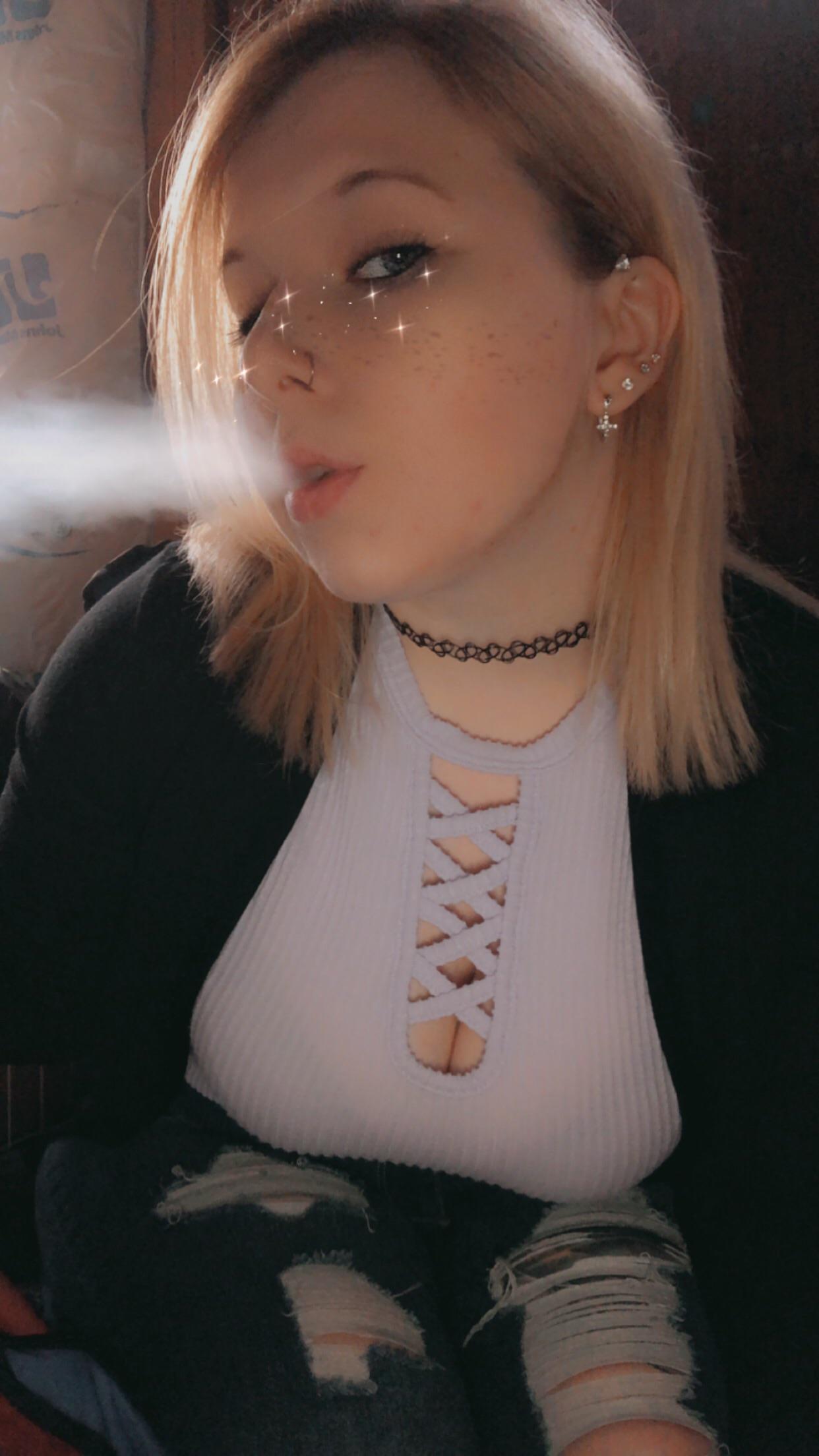 I make customs 😘 love to squirt and smoke hella weed 💨 | Scrolller