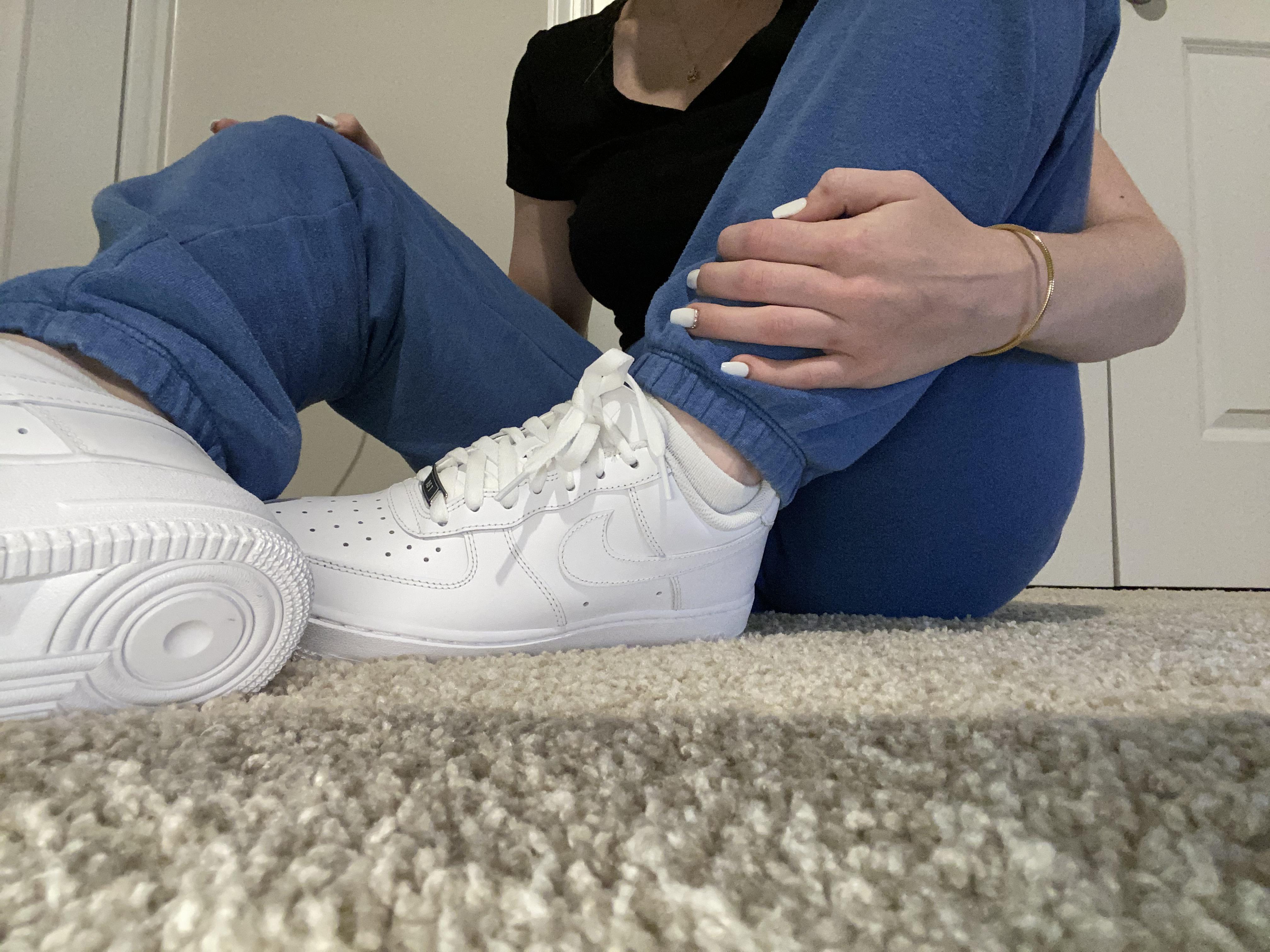 You just walked in on me in the gym shower. What’s your next move? | Scrolller