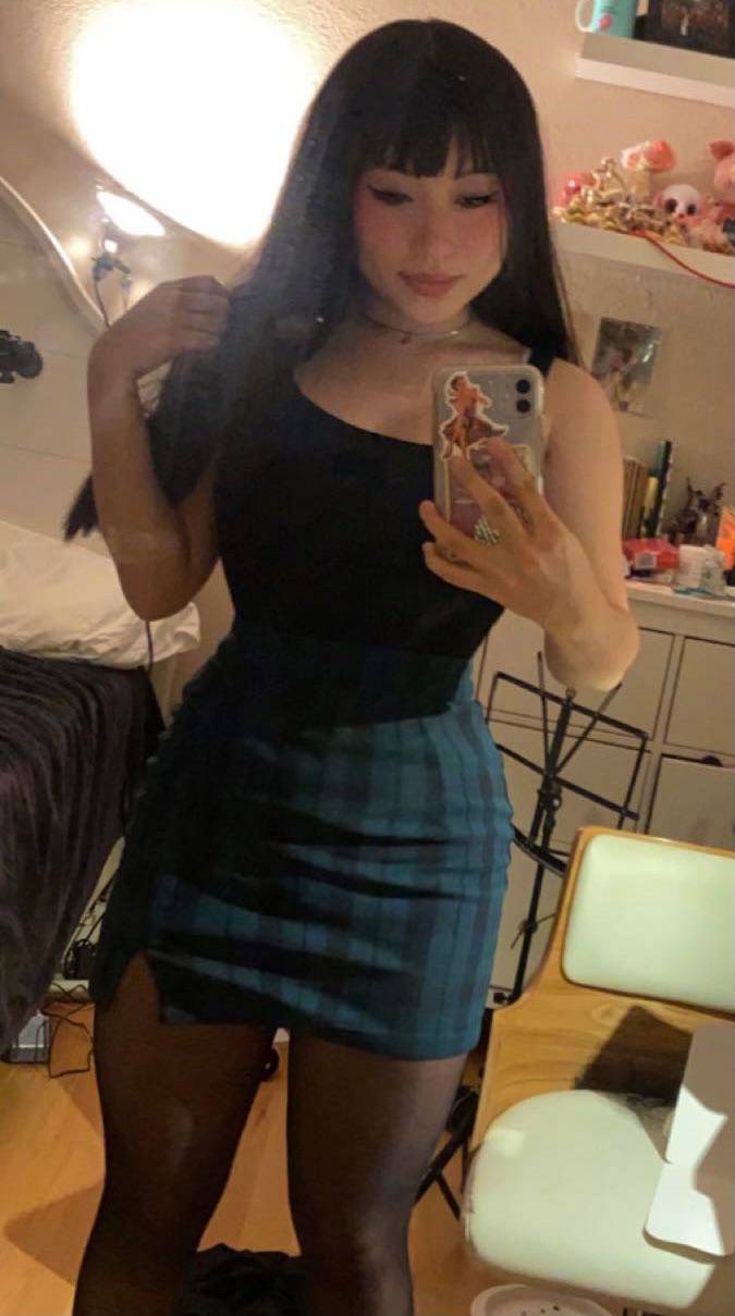 I’m so bad taking mirror selfie’s haha my hands get so shakey | Scrolller