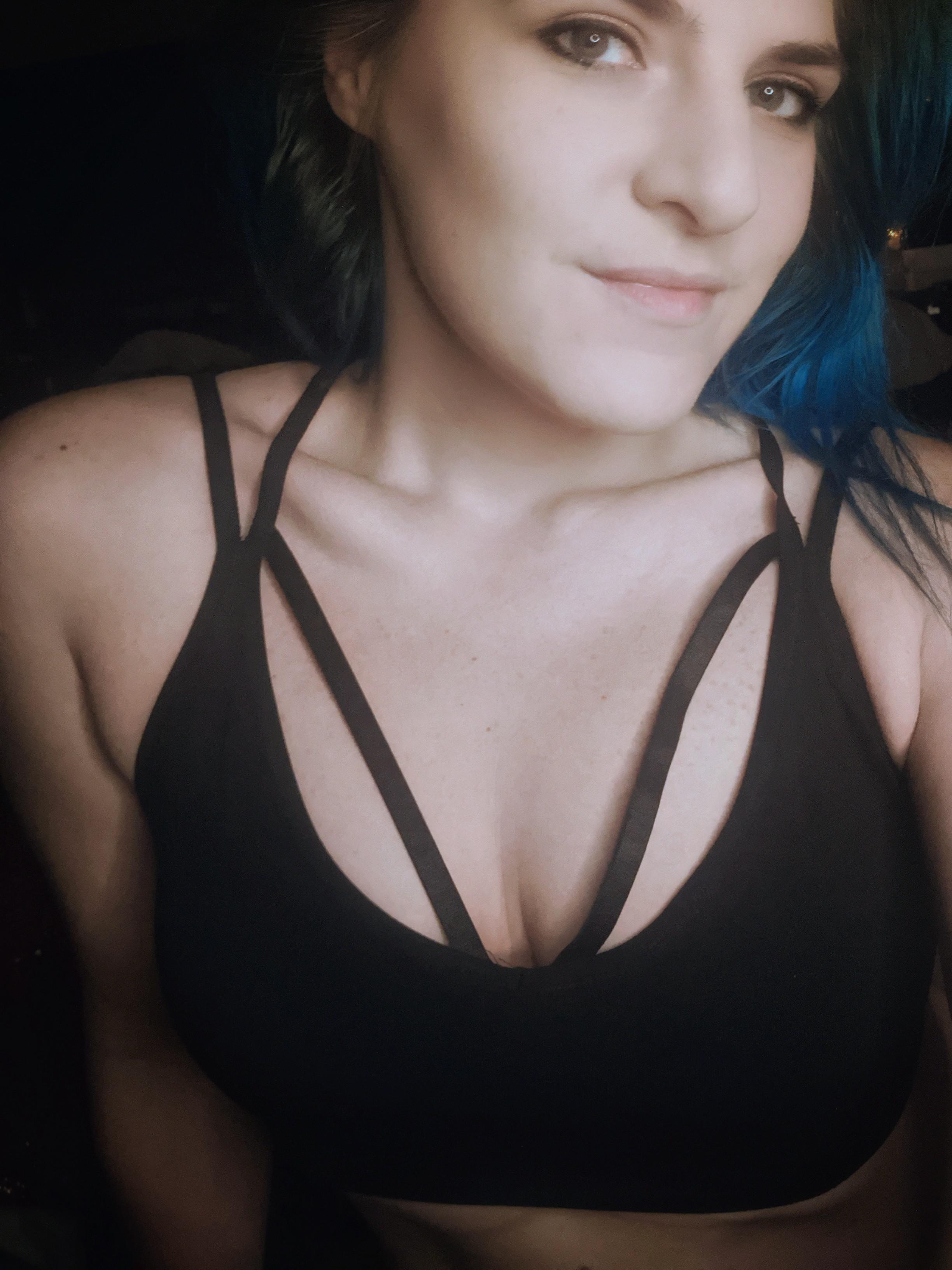 I think a pearl necklace would look so lovely on my collarbone 😈 | Scrolller