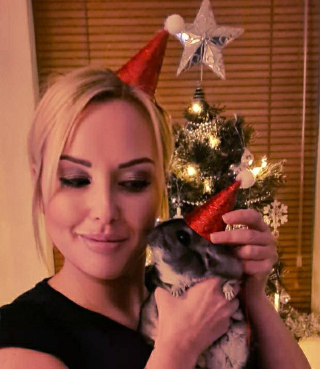 I thought this pic wouldn't work! It did, she's a good girl. Merry 1st chinmass. | Scrolller