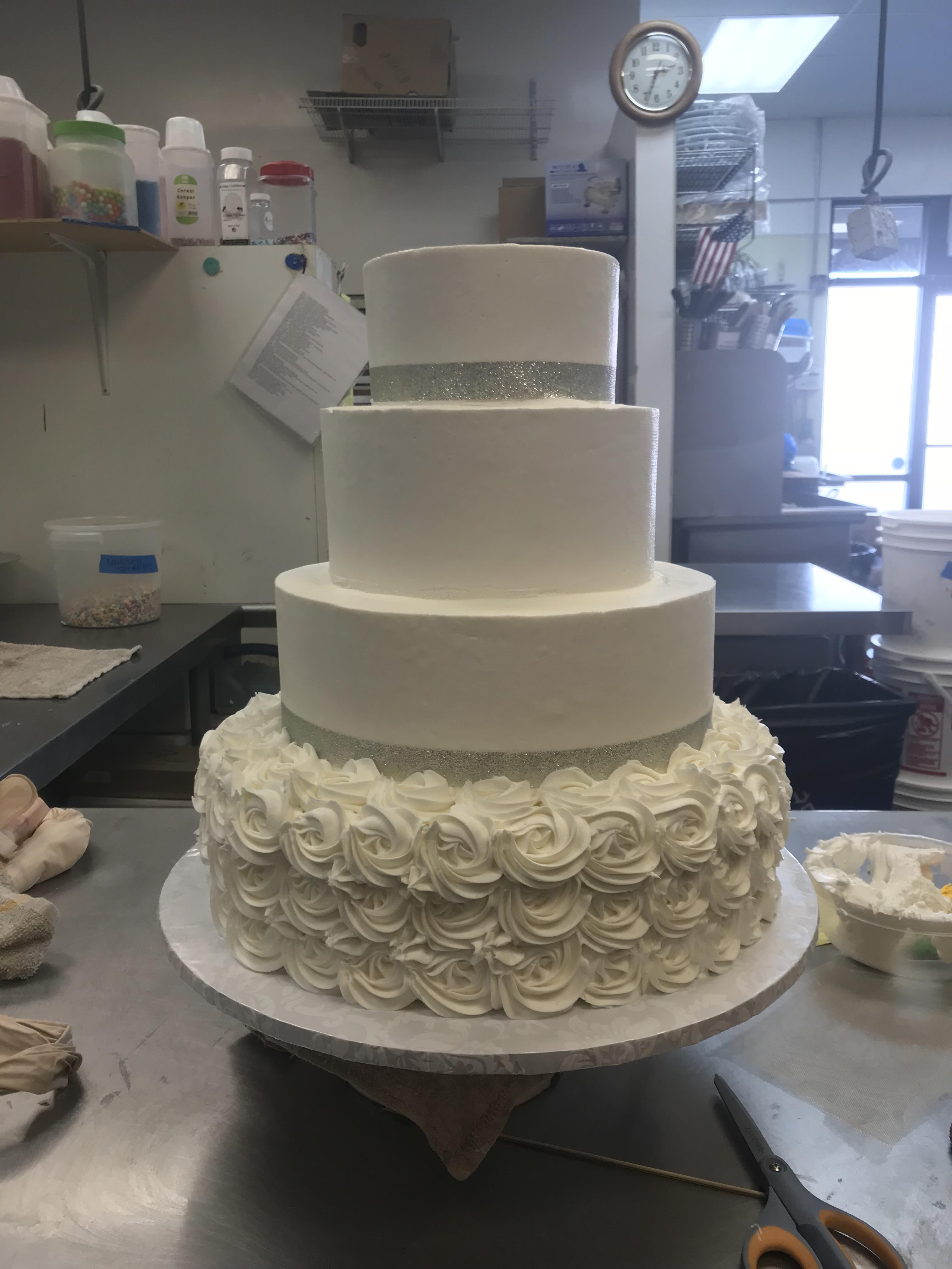 I used to decorate wedding cakes for a living, I’m starting to miss it 🎂💕 | Scrolller