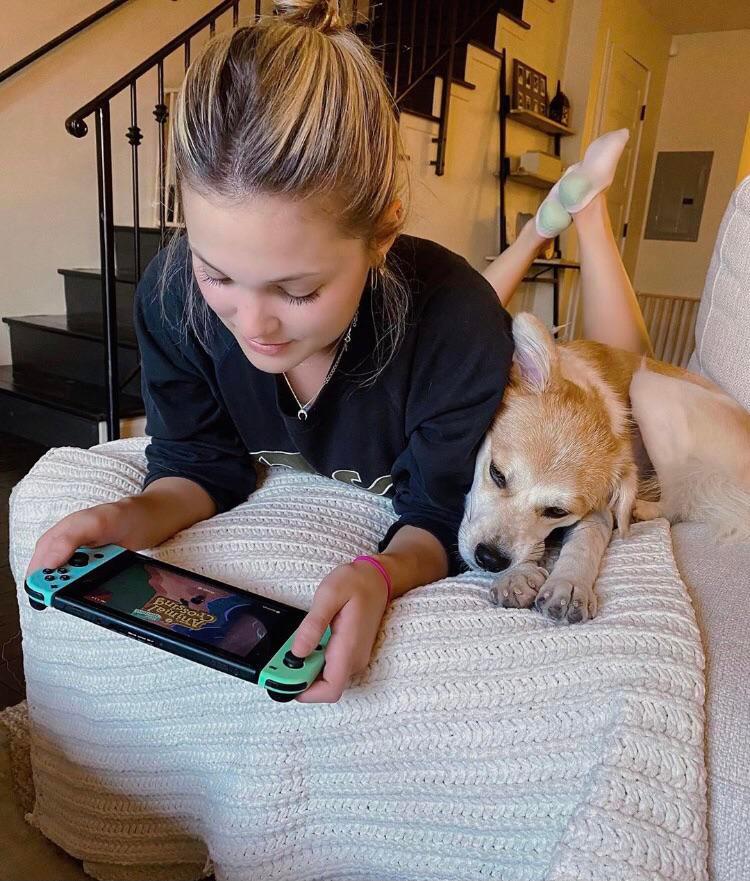 I want to pronebone Olivia Holt while she plays Nintendo | Scrolller
