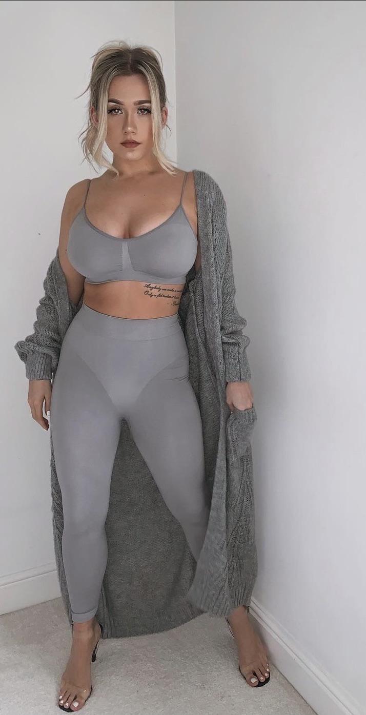 Looking for a bud to feed me this slut Presley.. wickr: drtygoonr | Scrolller