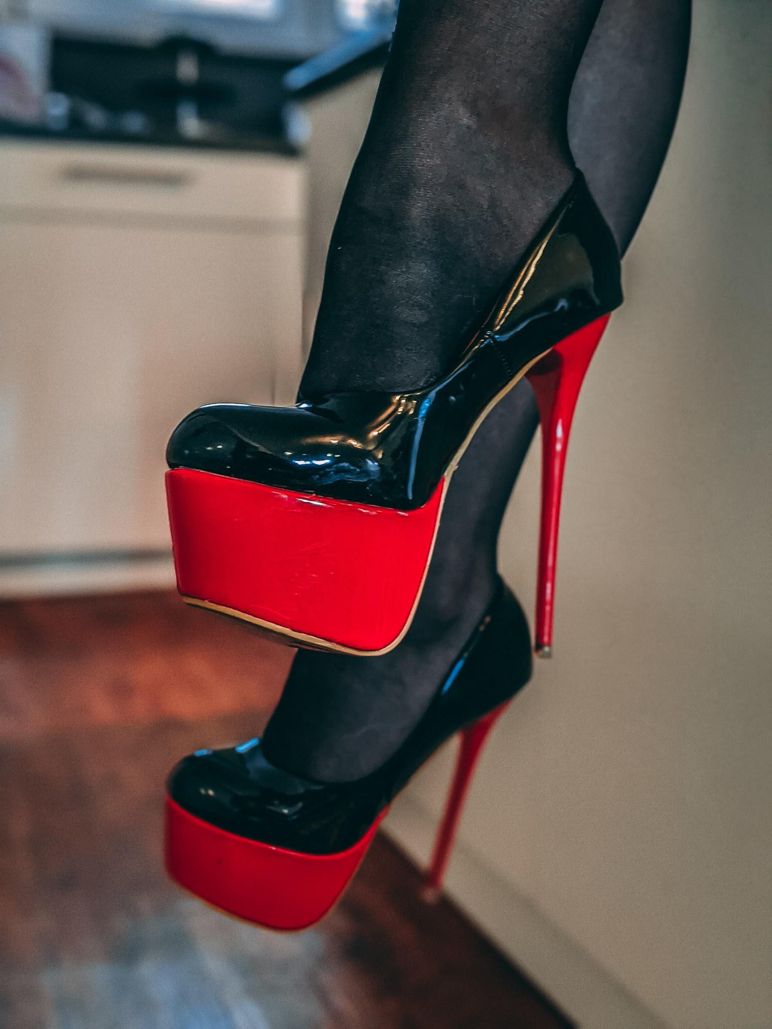 I want you to get on your knees and lick my heels clean | Scrolller