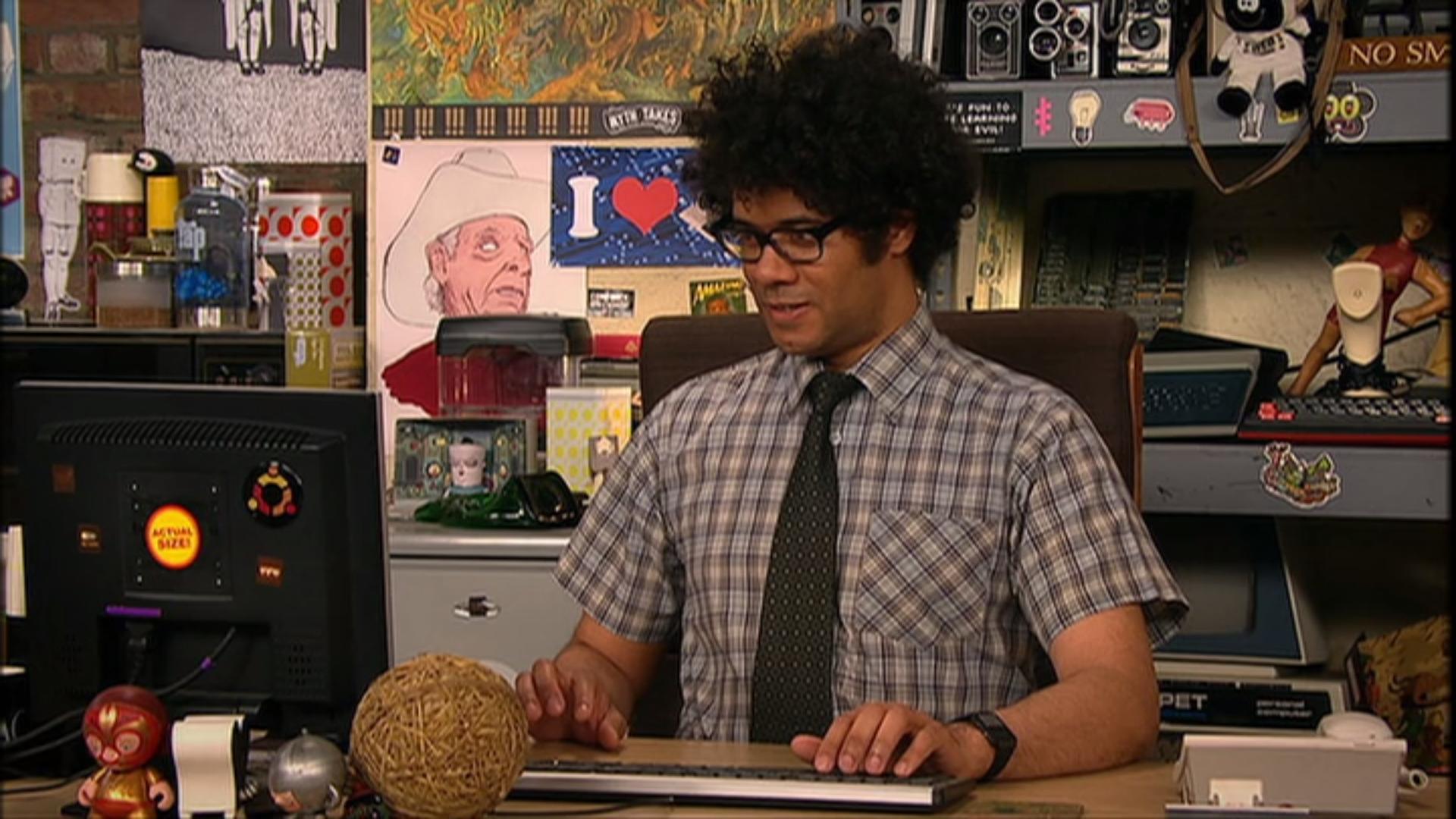 I was watching The IT Crowd and saw the circle of friends on Moss's monitor. | Scrolller