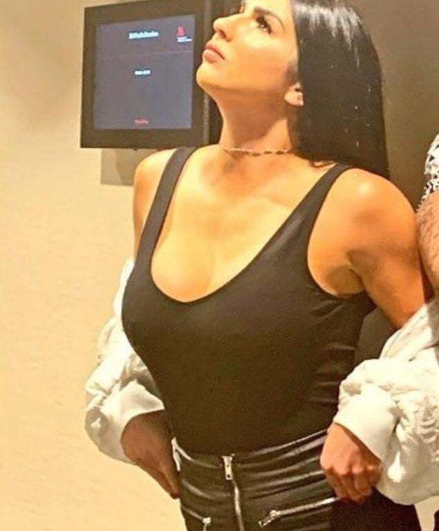 Iconic pose | Scrolller