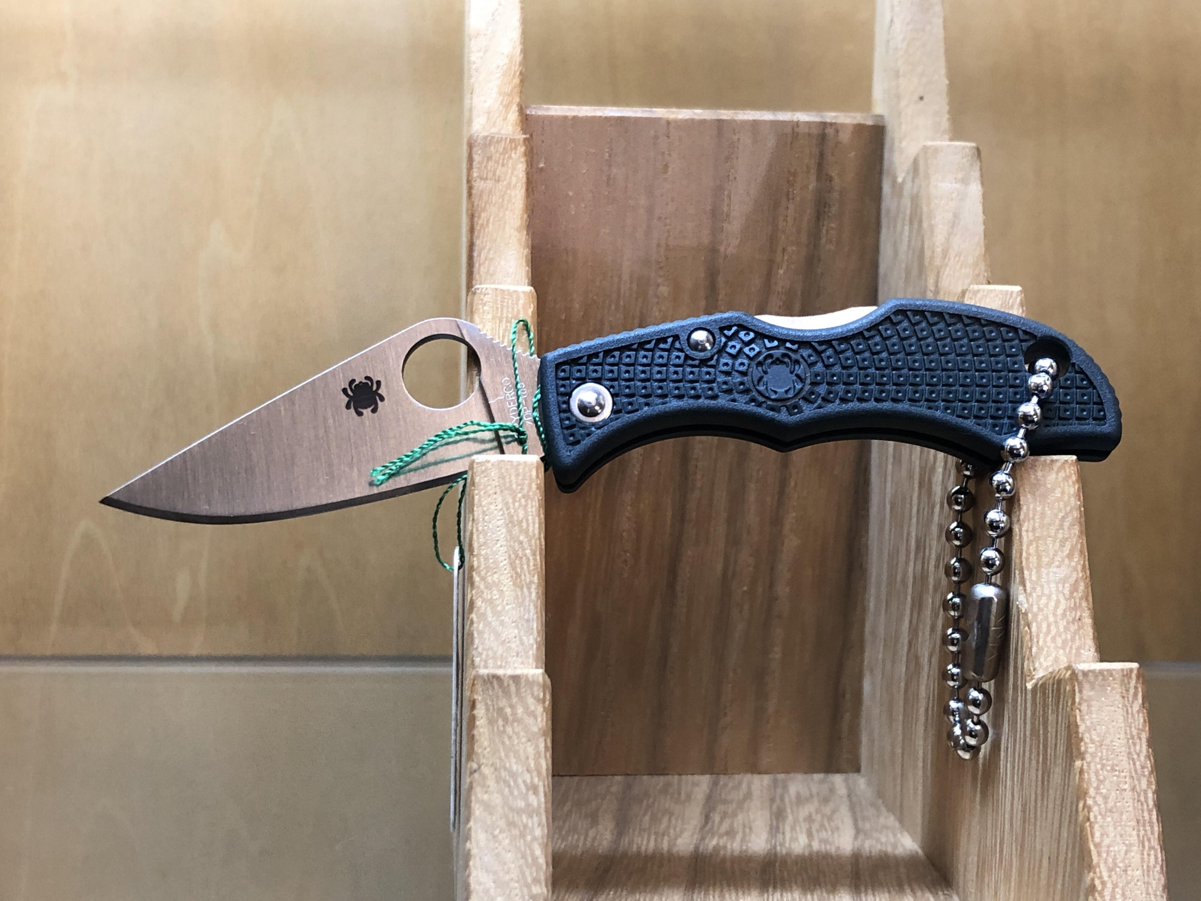 Identify this spyderco! No idea what it is, smaller than a Dragonfly for sure. Spotted in Japan ...