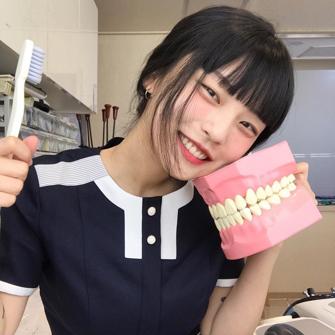 If I brush my teeth three times a day will I look like a cute lady caw caw ? | Scrolller