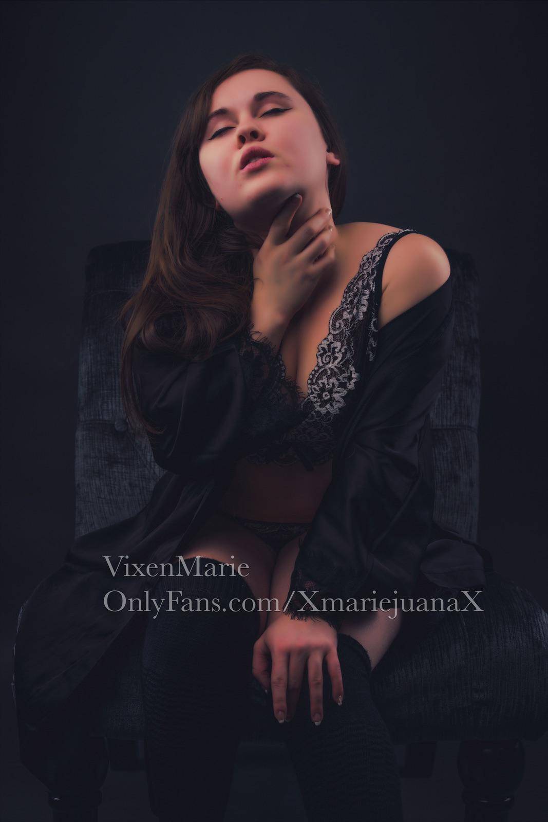 If she smiles when you (*insert kink here*) mmm she’s a keeper. | Scrolller