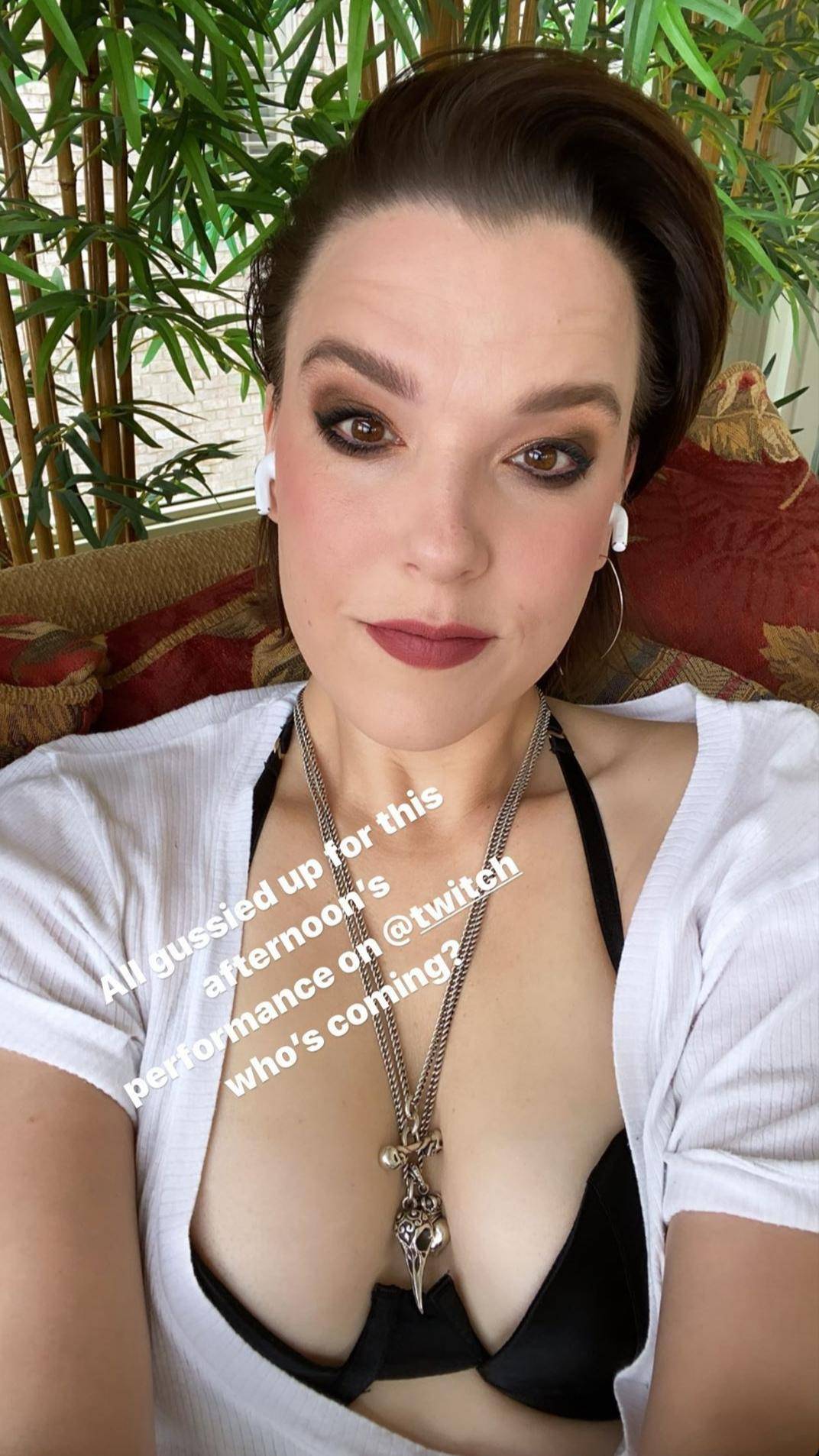 Lzzy Hale | Scrolller