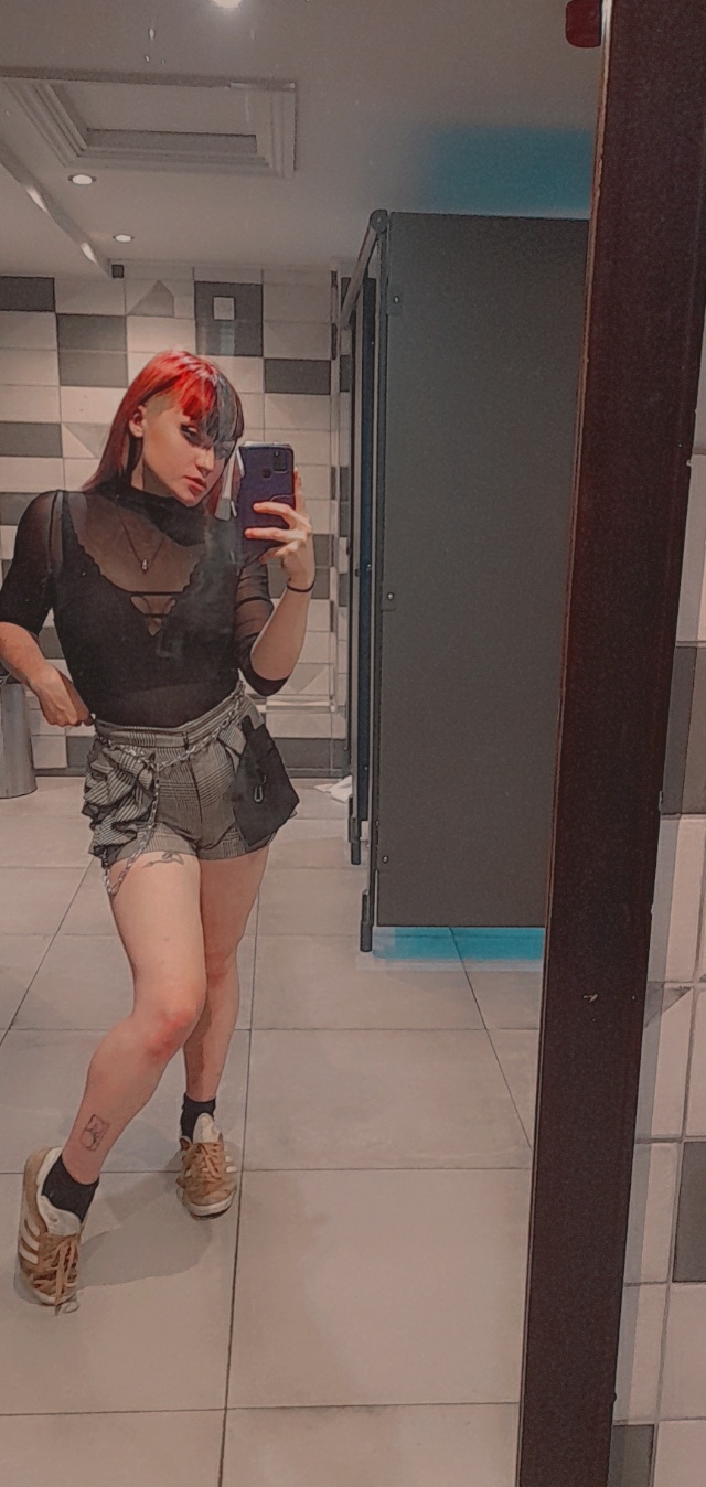 Im bored😒 entertain me😈 | Scrolller