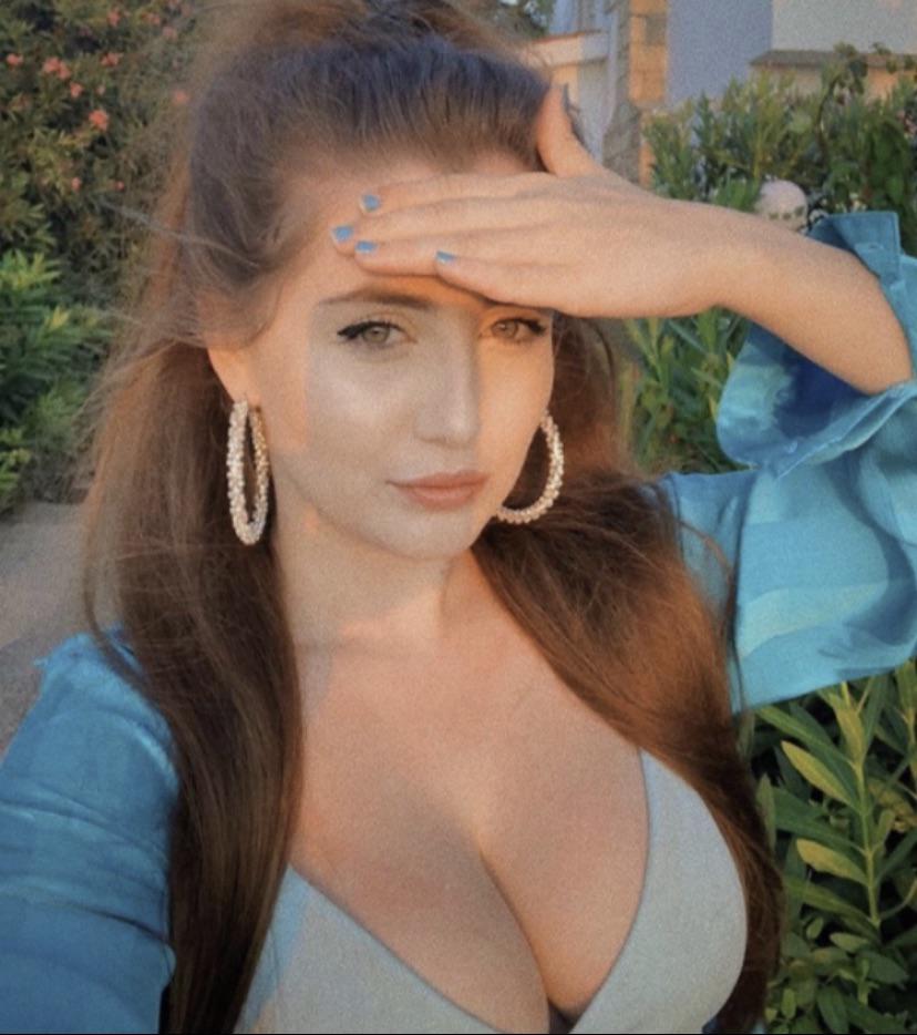 Im feeding pics of the pretty slut Gee Nelson and jerking off to her perfect fat tits. Kik ...