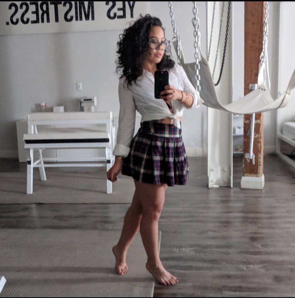 I'm kinky and a dominant mistress seeking for submissive slut. Kik:Goddessjuliet87 | Scrolller