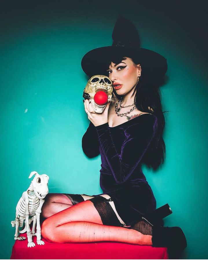 I'm Mistress Rosaline I need a slave to serve me. Goddessrosaline2 | Scrolller