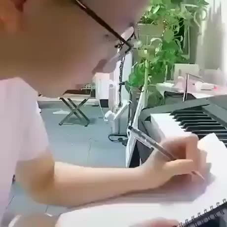 I'm more important than homework! | Scrolller