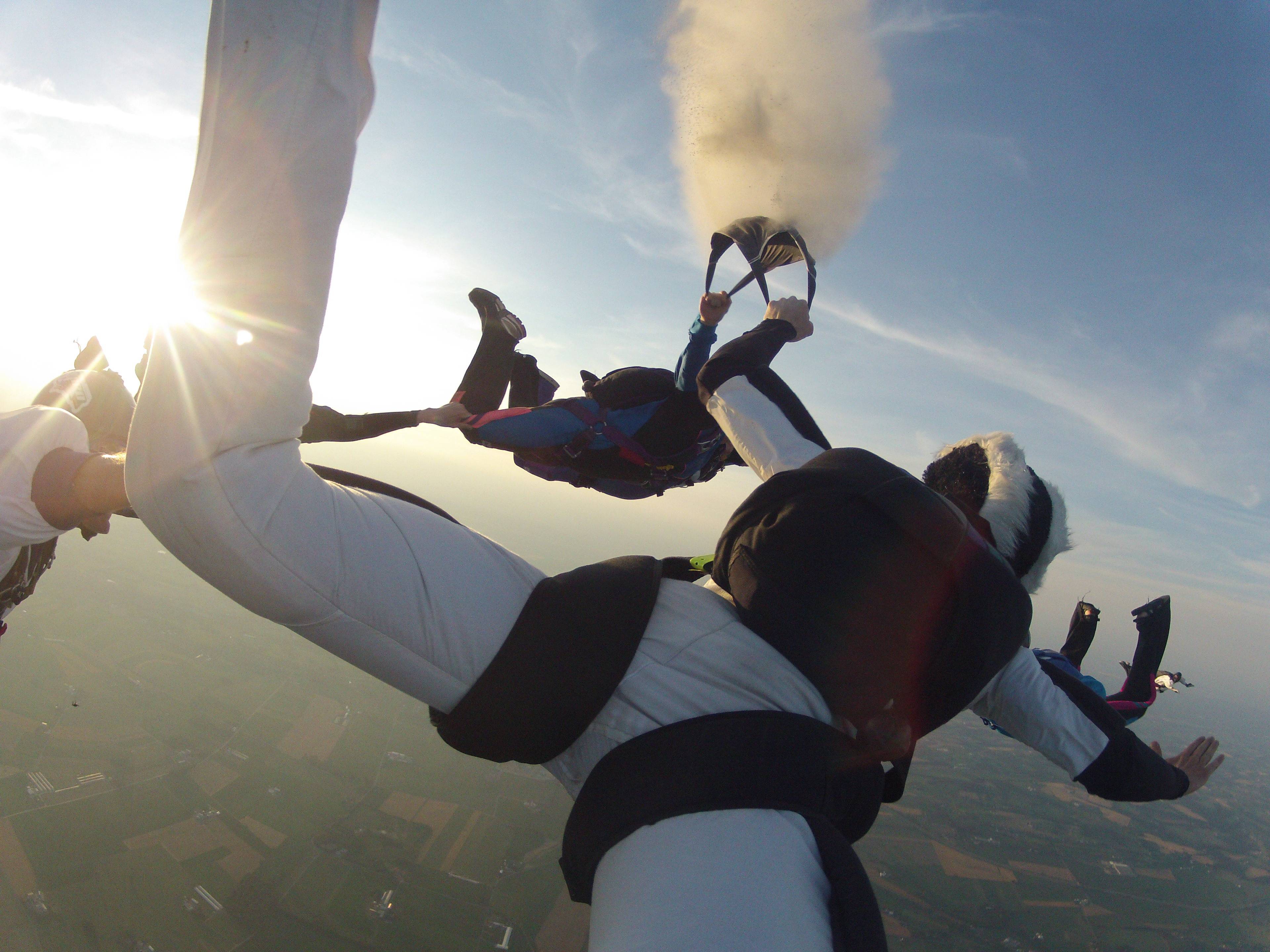 [Image] Skydivers sending off their departed friend (x-post /r/SkyDiving) | Scrolller