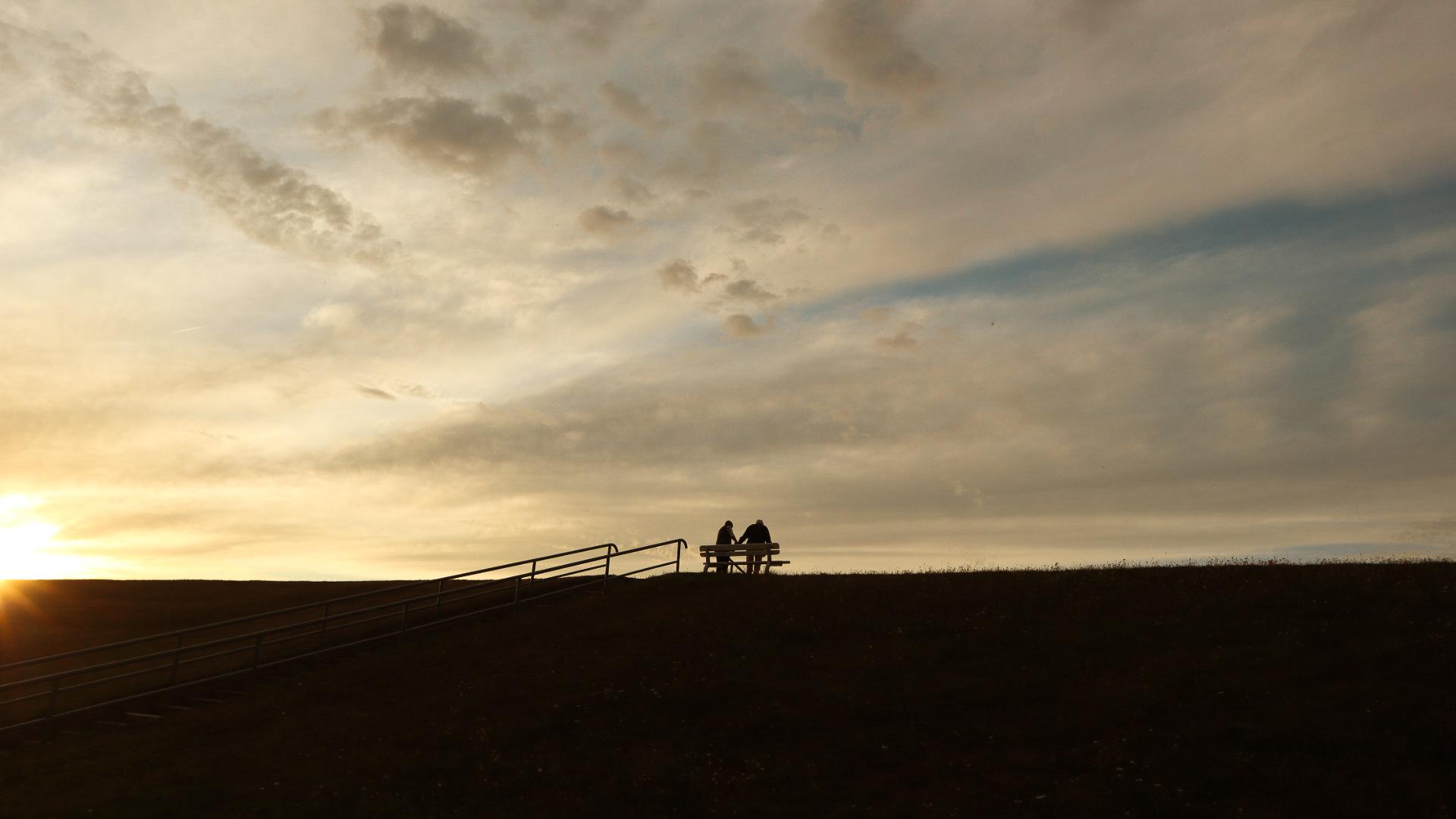 Imagine growing old with your partner, shot this cute couple at the Baltic Sea, Germany [OC ...