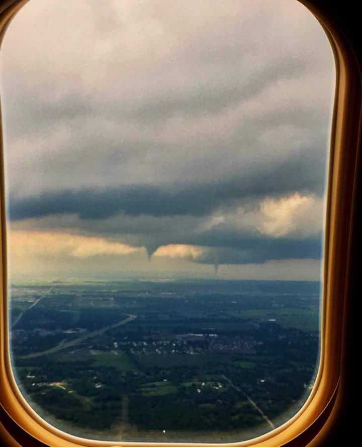 Imagine looking out your airplane window and seeing this! | Scrolller
