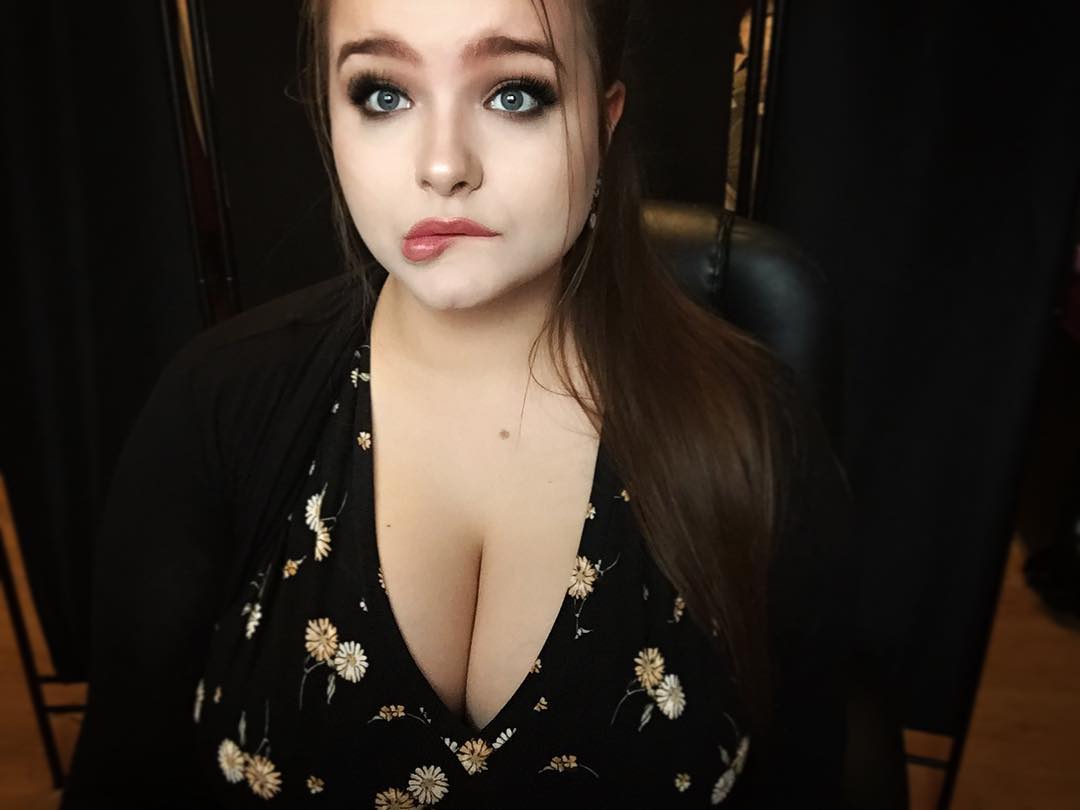 Impressive cleavage | Scrolller