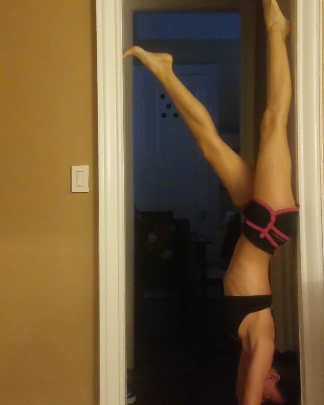 Impressive headstand | Scrolller