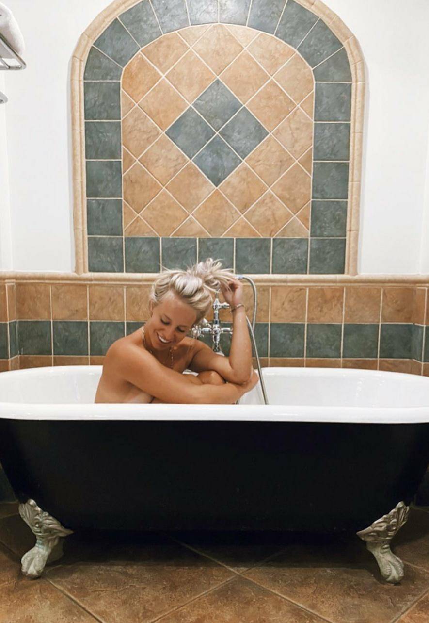 In bad met Dee .... | Scrolller