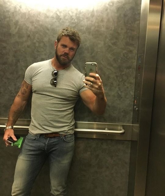 In the elevator | Scrolller