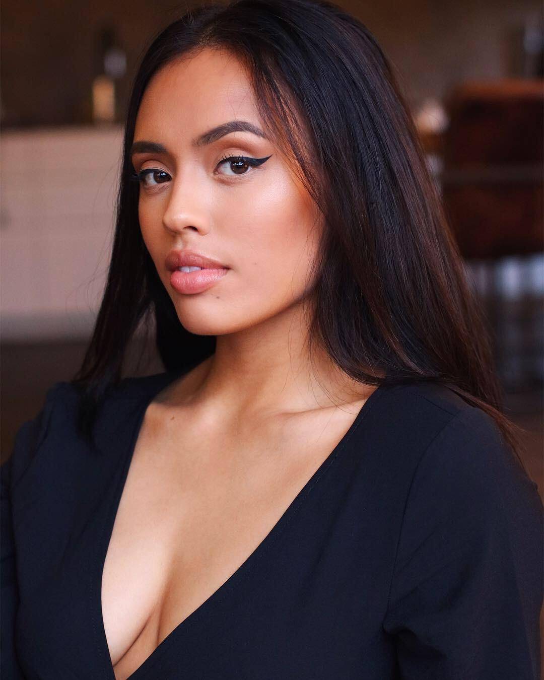 Indonesian / Dutch | Scrolller