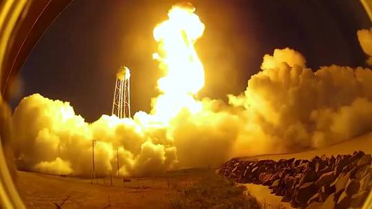 Insane explosion following a rocket malfunction on the launchpad | Scrolller