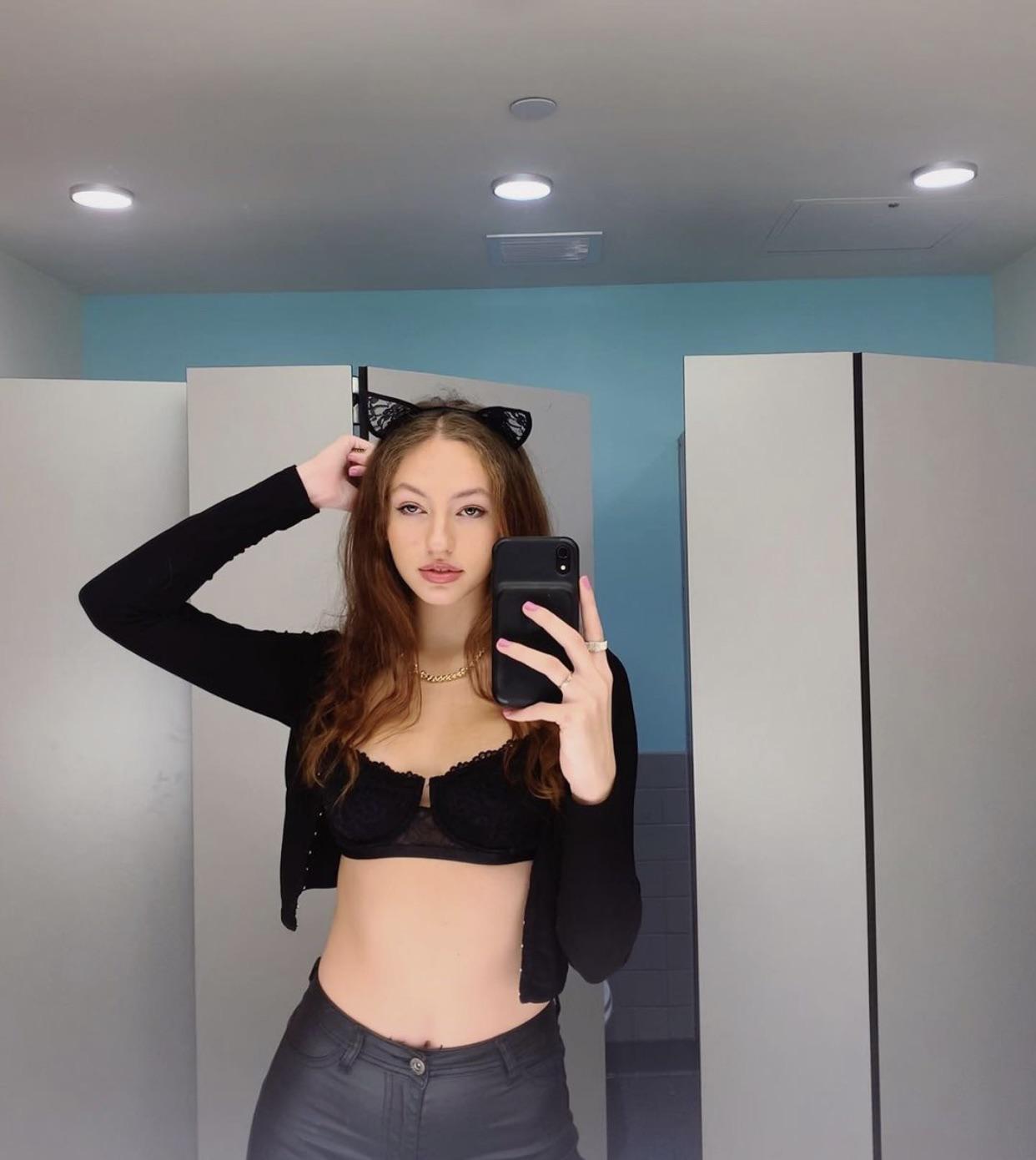 Insanely hot 18 year old | Scrolller