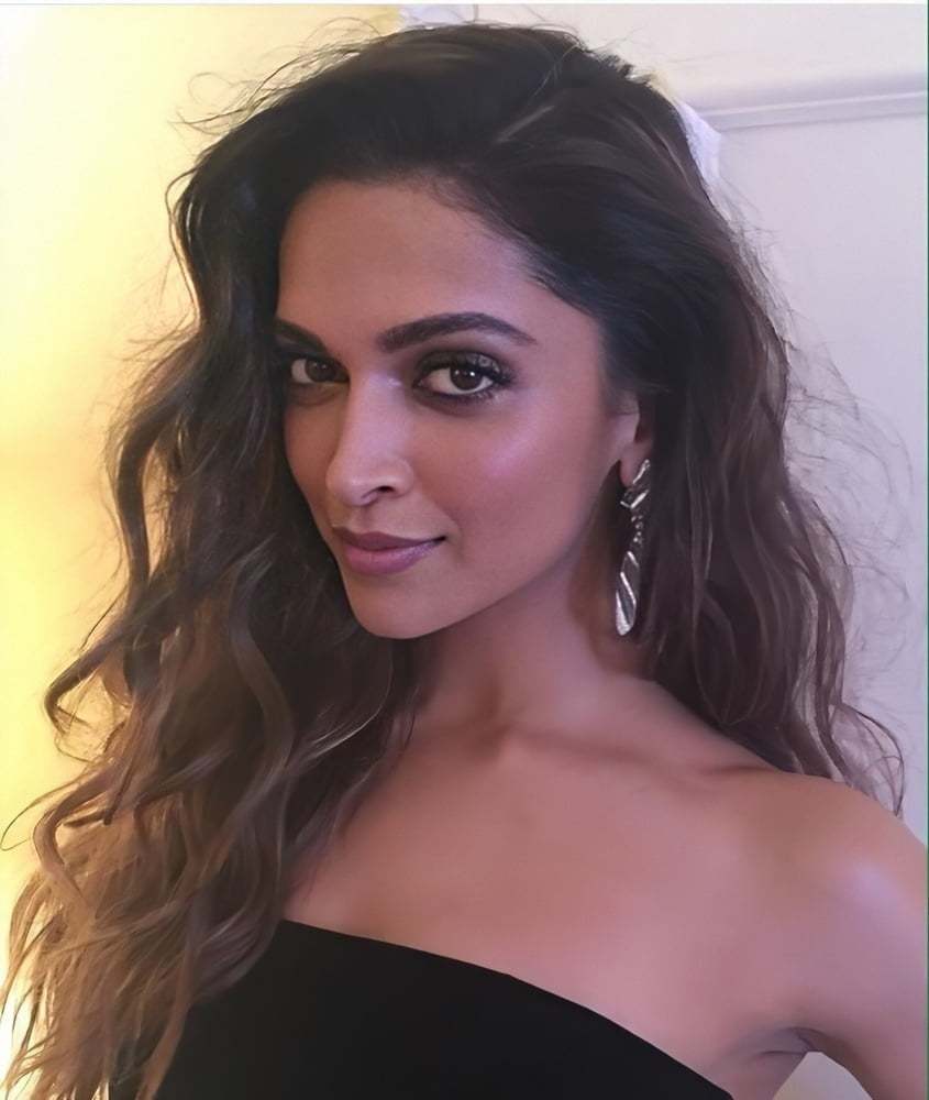 Instant Boner Look by Deepika Padukone | Scrolller