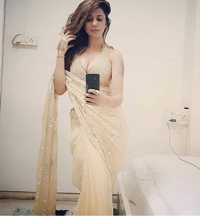 Intentional pallu fall | Scrolller