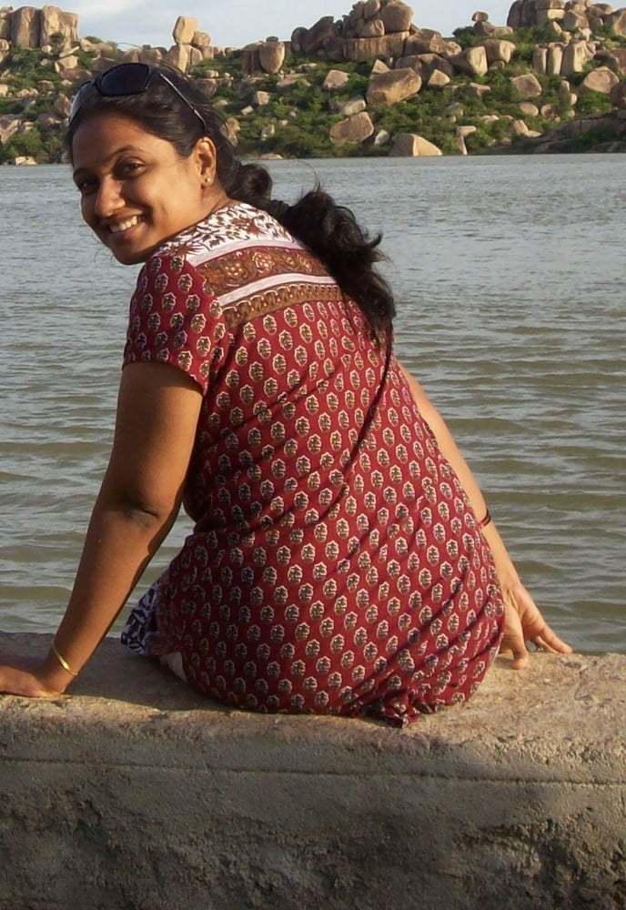 Irresistible Desi Mom Bod💯🤤 | Scrolller