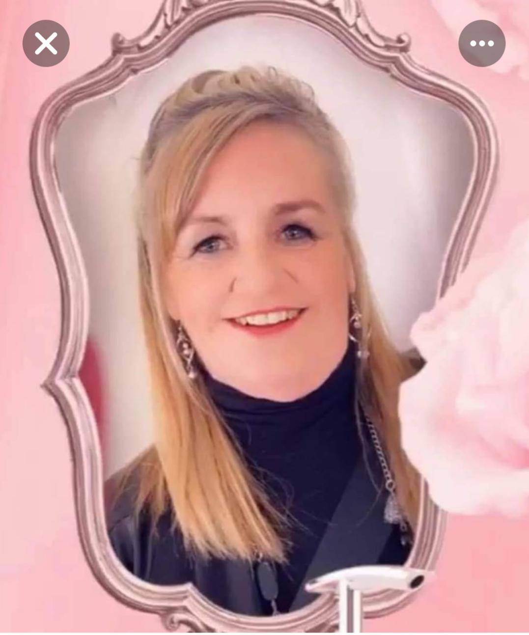 Is her mirror wonky, or... | Scrolller