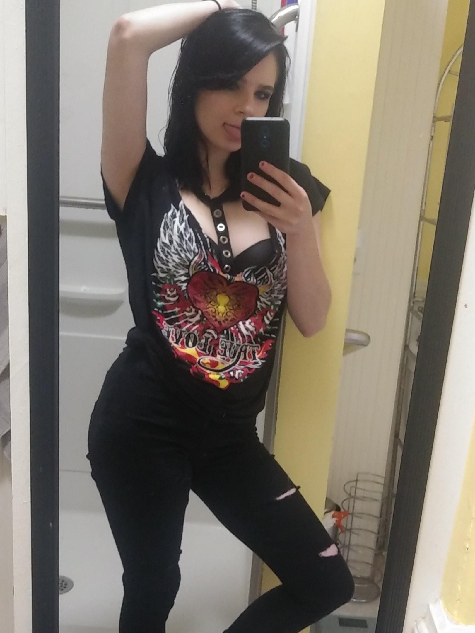 Is this alt chick hot enough for you? 😜 | Scrolller