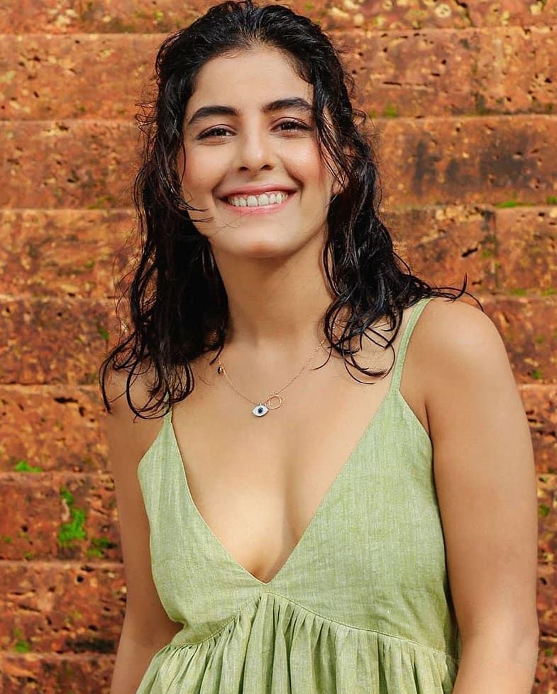 Isha talwar's radiant look in a simple dress | Scrolller