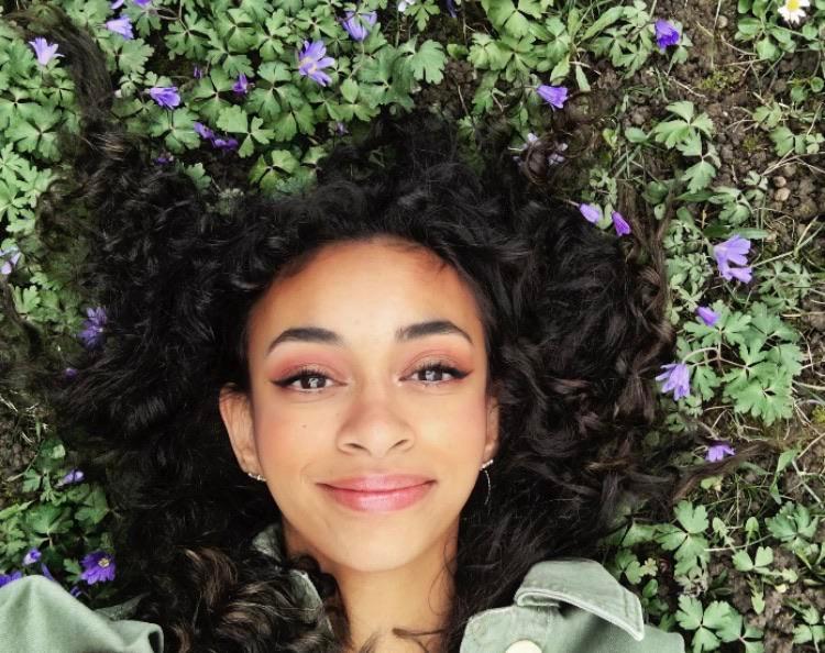 It’s actually quite hard to take pictures while lying down aha | Scrolller