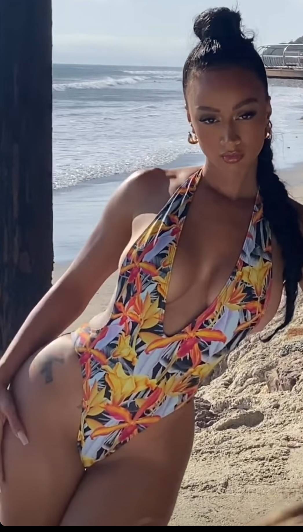 It took me about ten screenshots to time the perfect thigh gap in this picture. | Scrolller