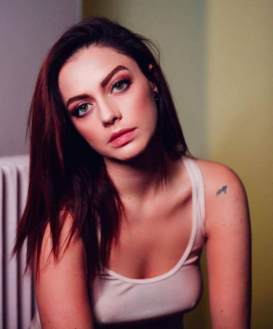 Italian singer Annalisa see through | Scrolller