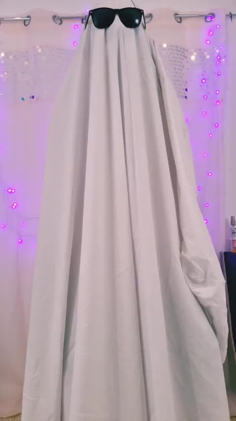 Which Halloween outfit do you prefer? | Scrolller