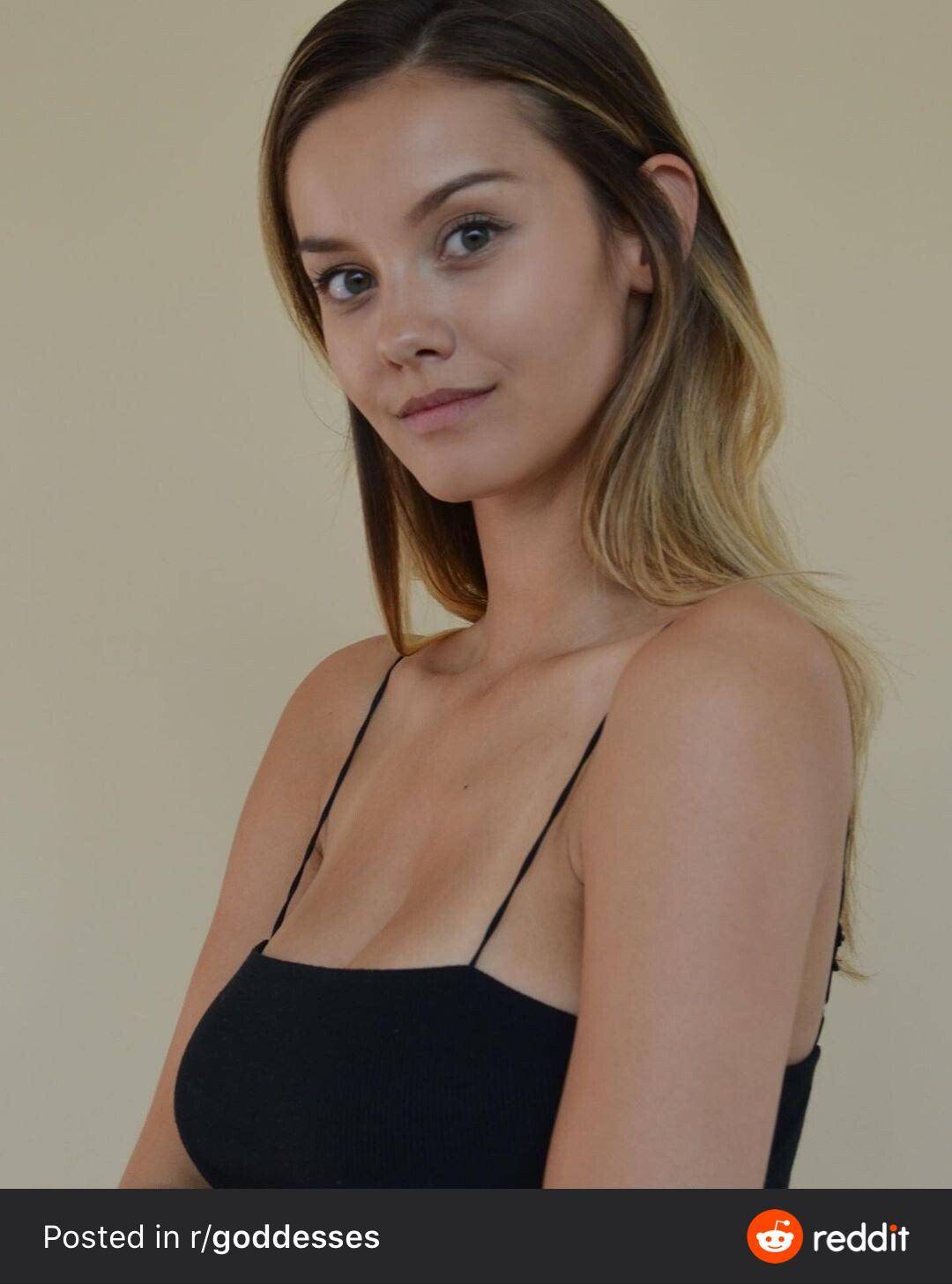 It's just a glimpse, but Nicola Cavanis has a great pair! | Scrolller