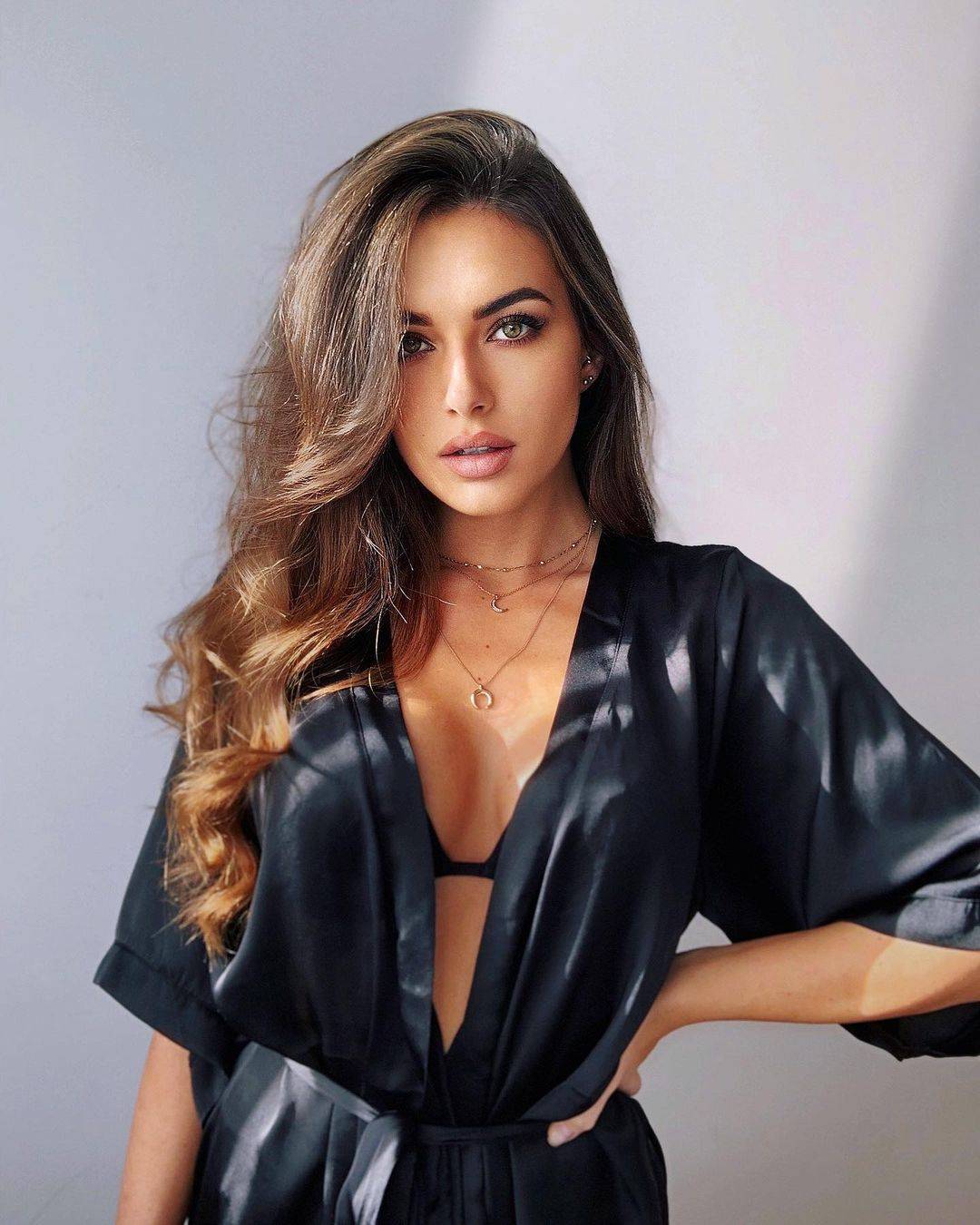 Izabela Ion | Scrolller