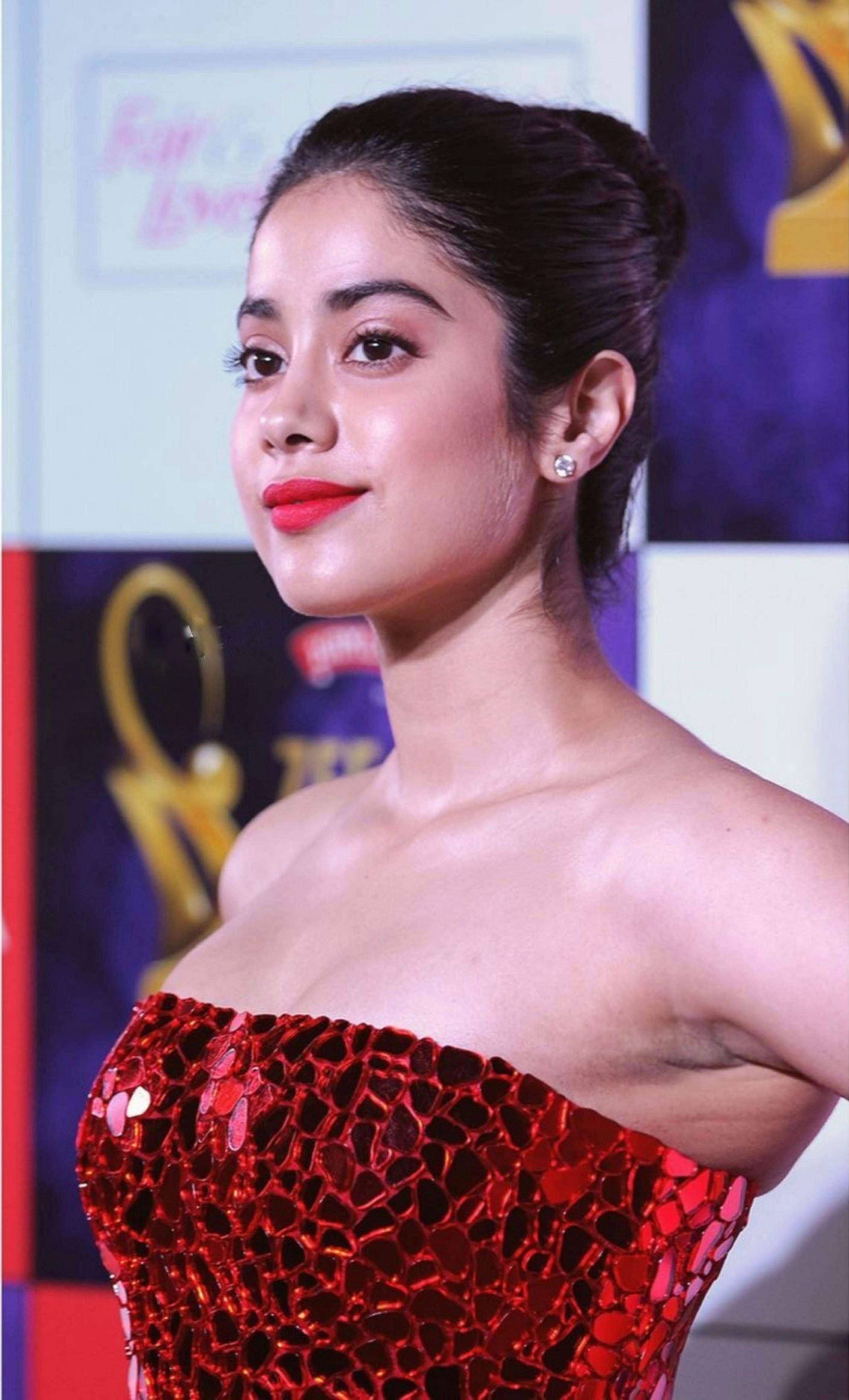 Janhvi Kapoor slutty armpit | Scrolller