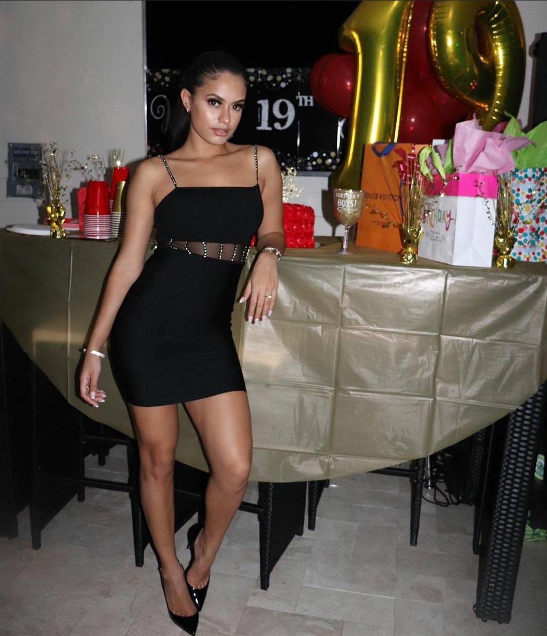 Jennifer | Scrolller